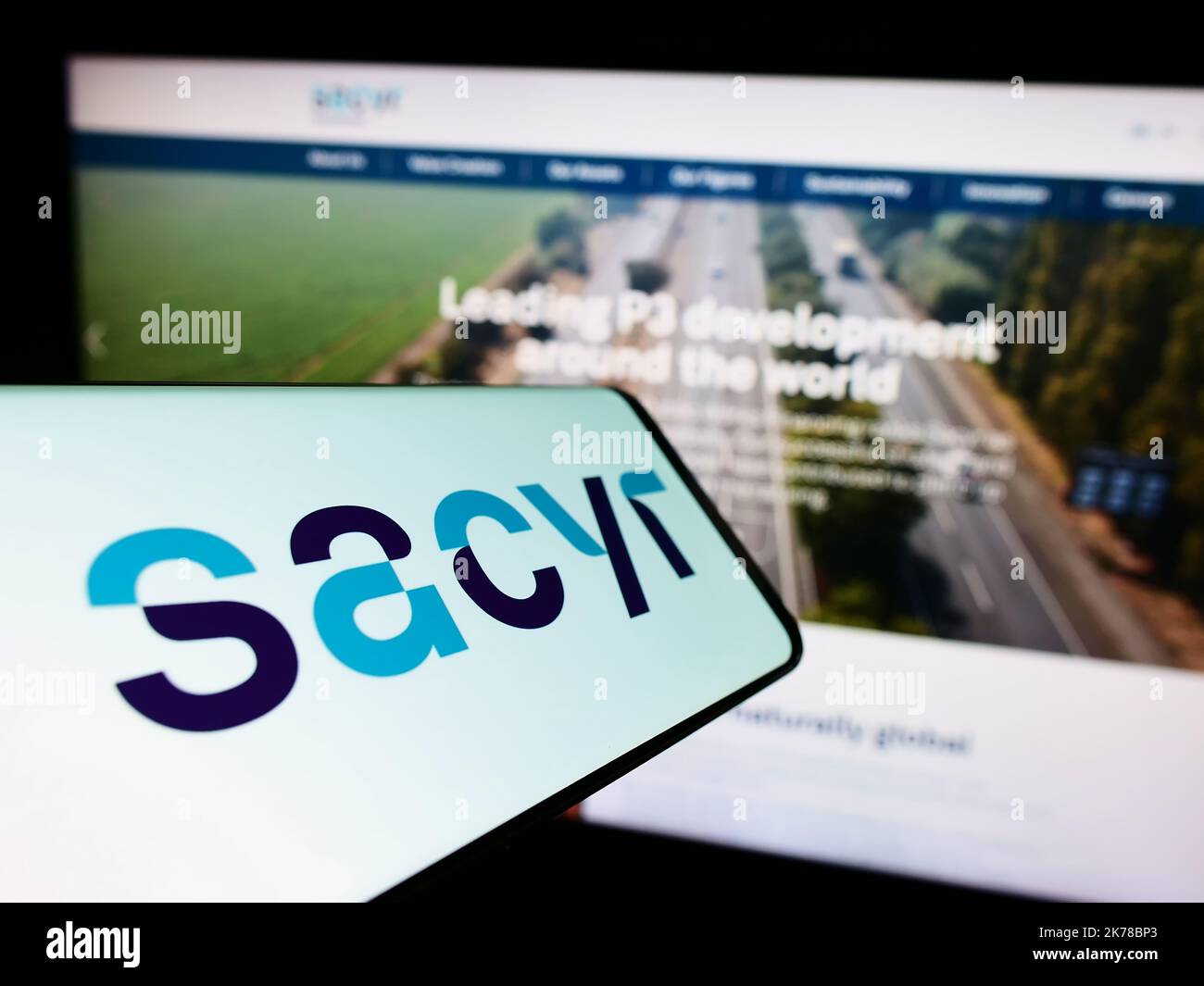 Smartphone avec le logo de la société espagnole d'infrastructure Sacyr S.A. sur écran devant le ...