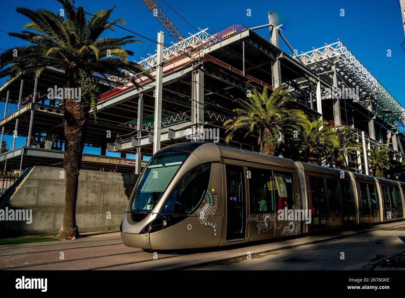 / 1/13/2019 - Maroc / Rabat - Un tramway passe la gare de Rabat en ...