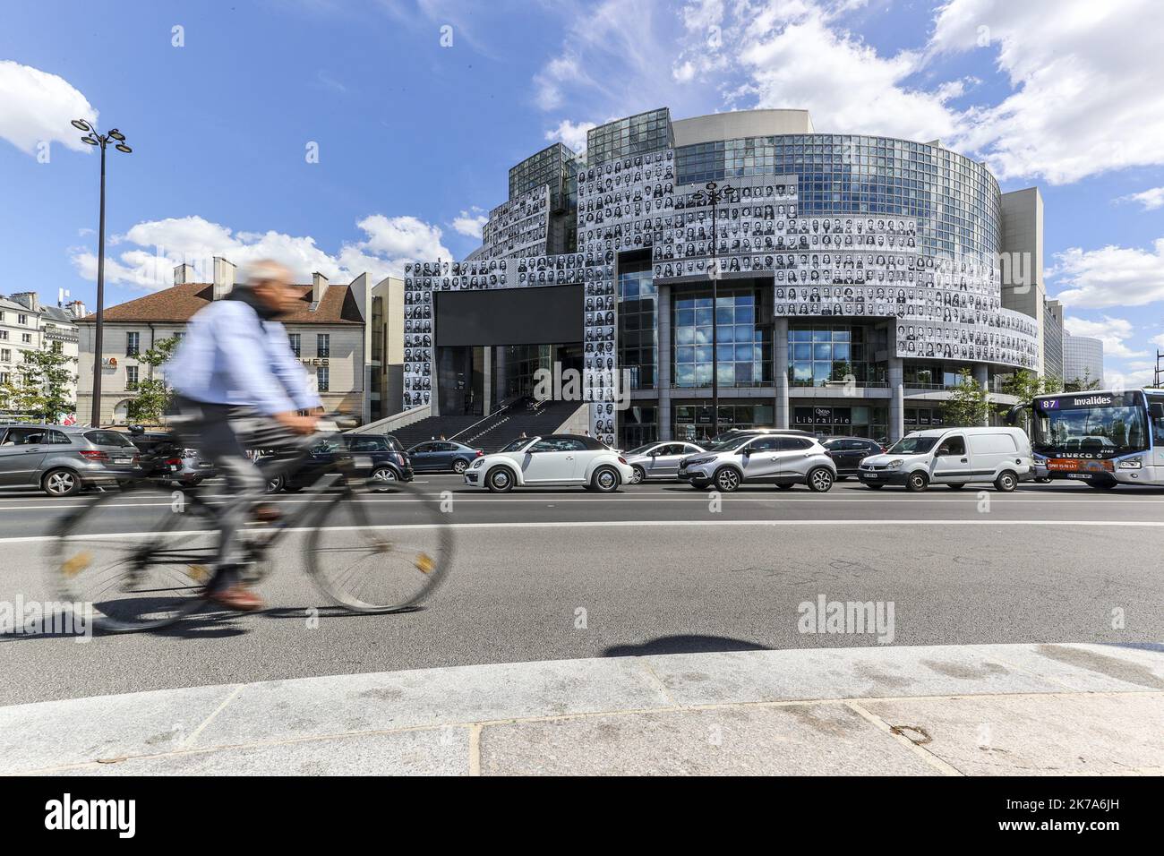 Une installation par les artistes français de rue JR, composée de ...