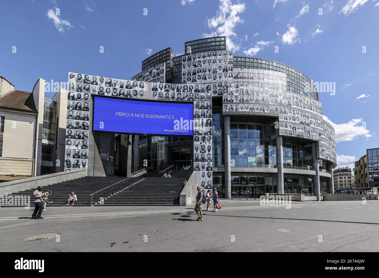 Une installation par les artistes français de rue JR, composée de ...