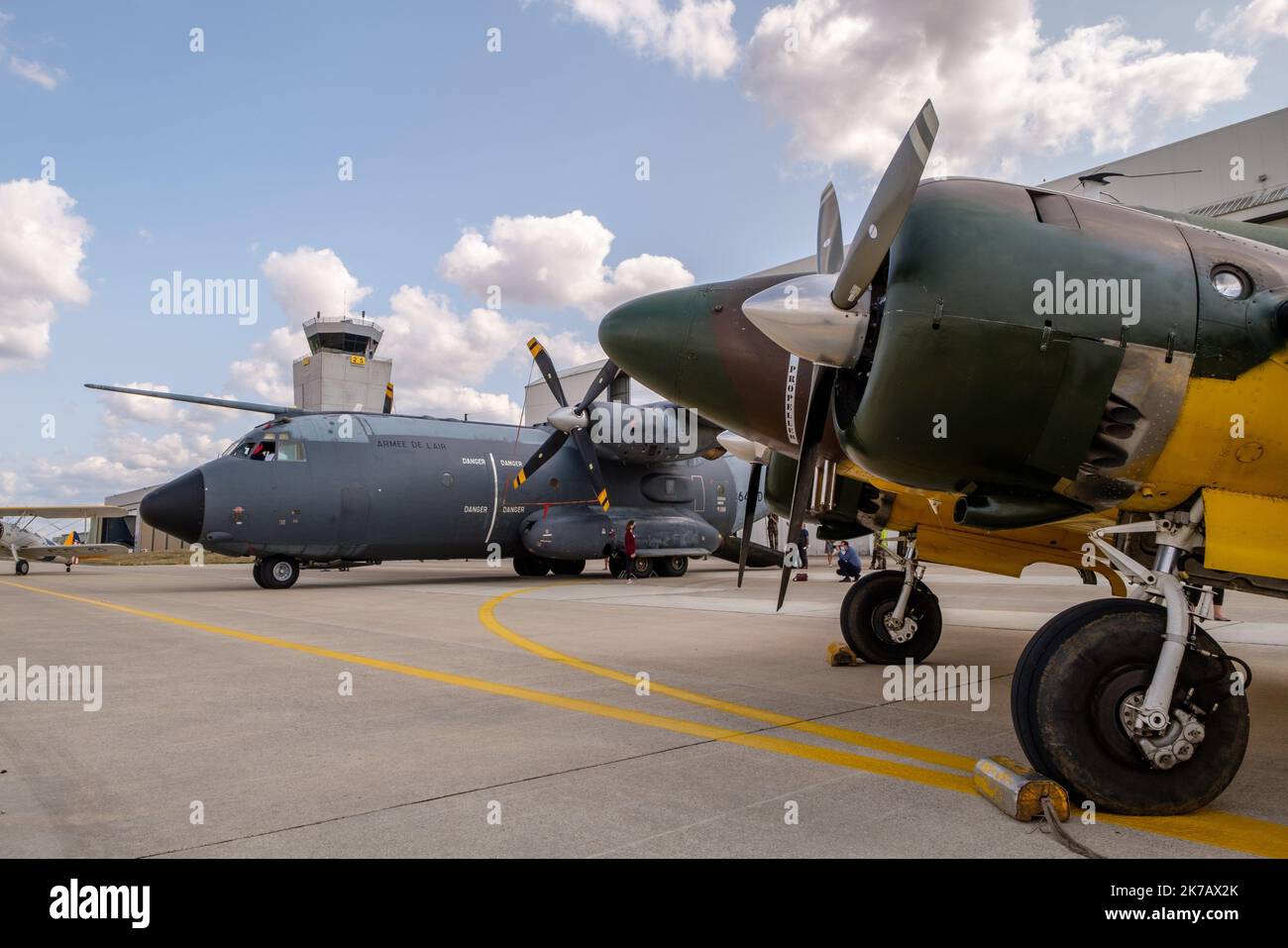 Arnaud BEINAT/Maxppp. 2020/09/11, Orléans, France. Un avion cargo Transall et un Beechcraft 18 ...