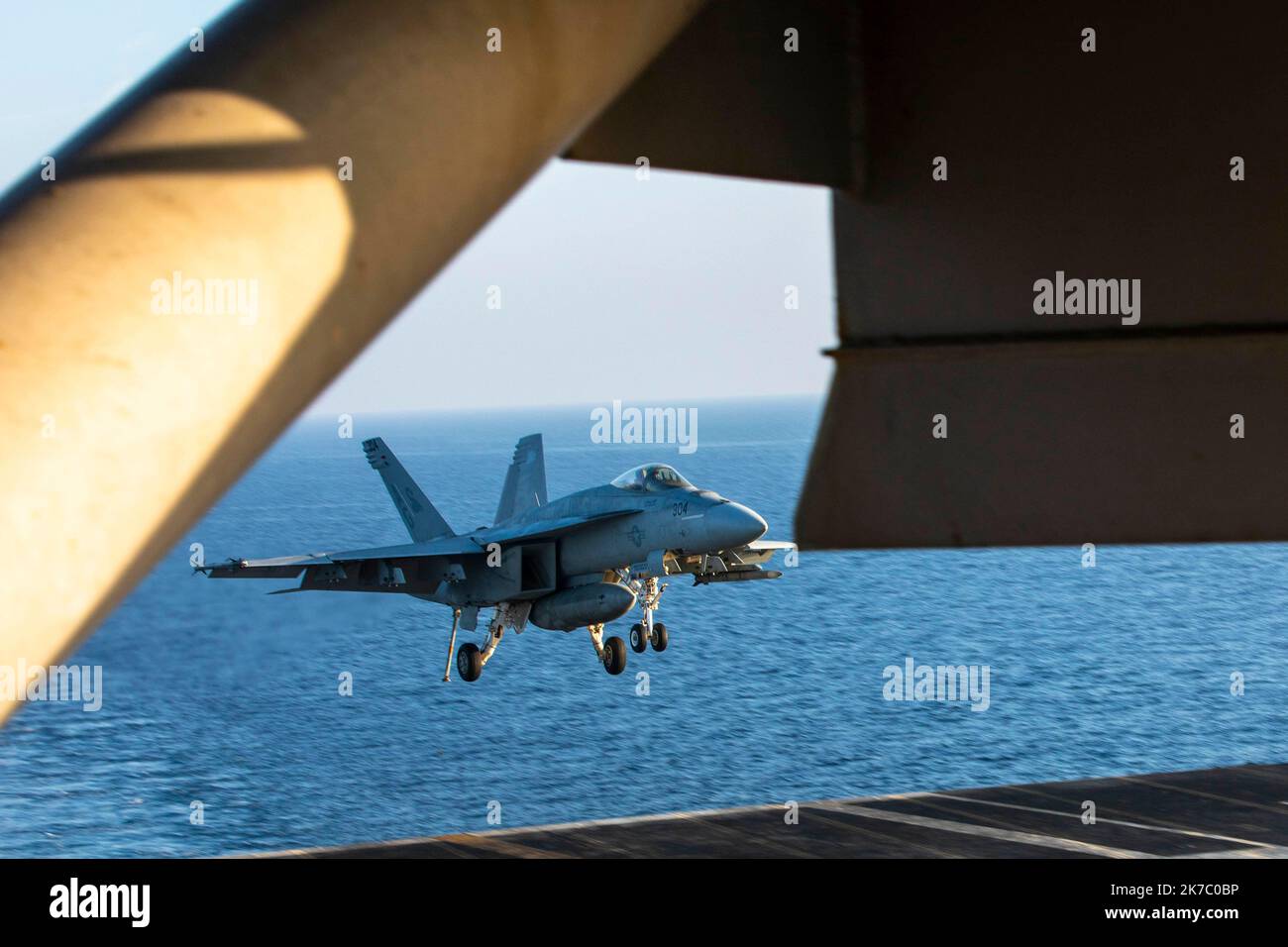 221016-N-ZG822-1365 MER ADRIATIQUE (16 octobre 2022) un F/A-18E Super ...