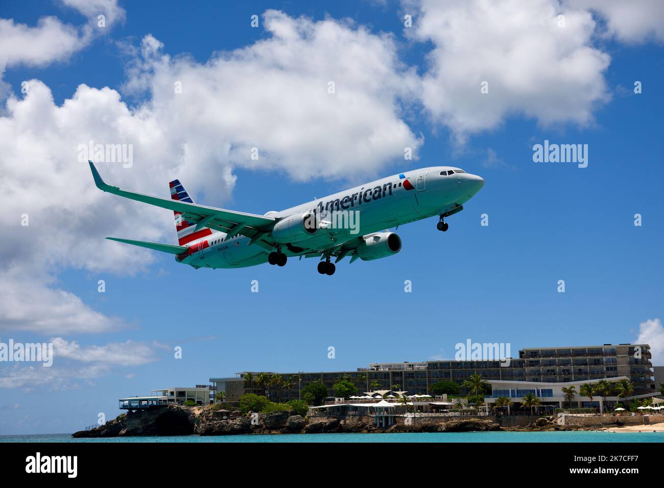 Avion volant bas au dessus de la plage Banque de photographies et d ...