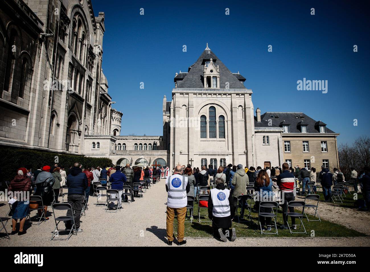 ©THOMAS PADILLA/MAXPPP - 02/04/2021 ; PARIS, FRANCE ; CHEMIN DE CROIX AU SEIN DE LA BASILIQUE DU ...