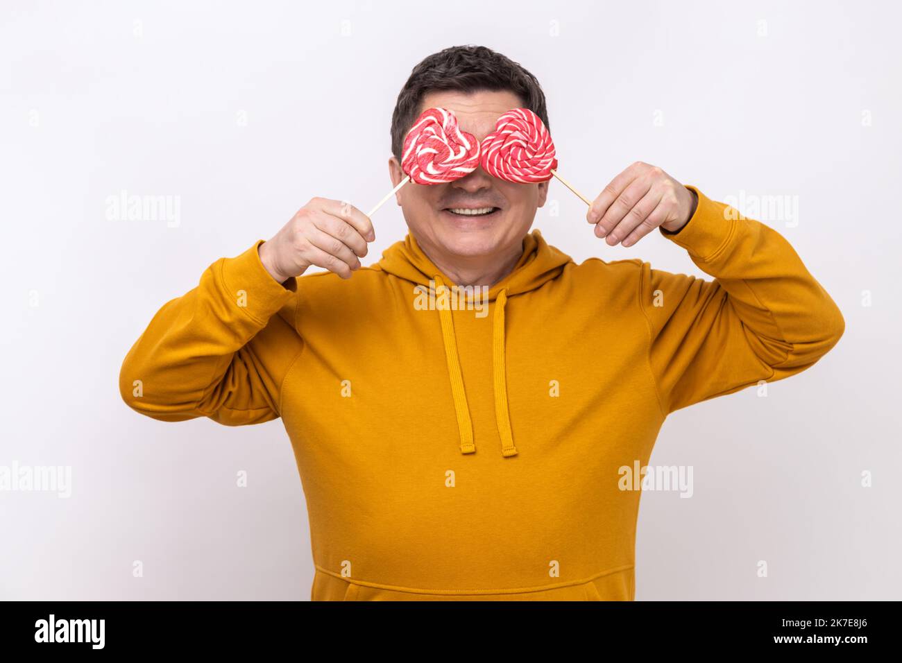 Portrait de l'homme drôle couvrant les yeux avec la douce forme de ...