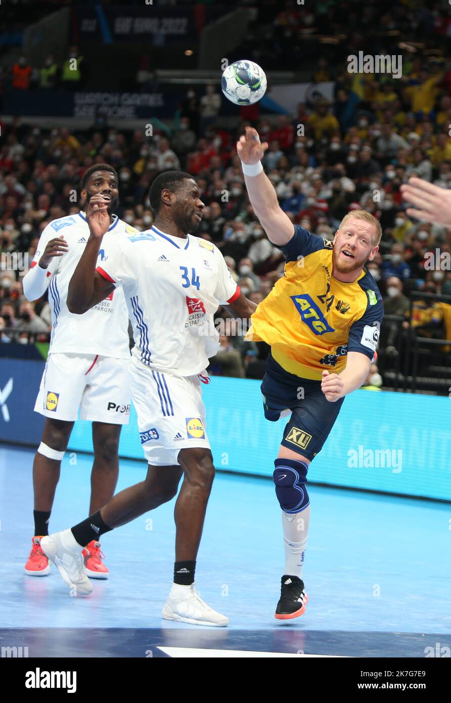 ©Laurent Lairys/MAXPPP - Dika Mem et Karl Konan de France et Jim ...