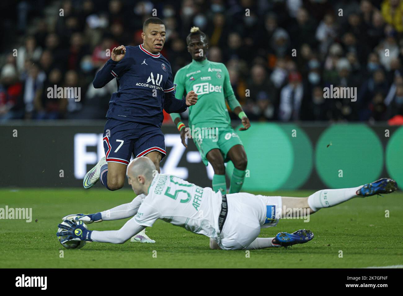 ©Sébastien Muylaert/MAXPPP - Paris 26/02/2022 Kylian Mbappe de Paris Saint-Germain lutte pour le ...