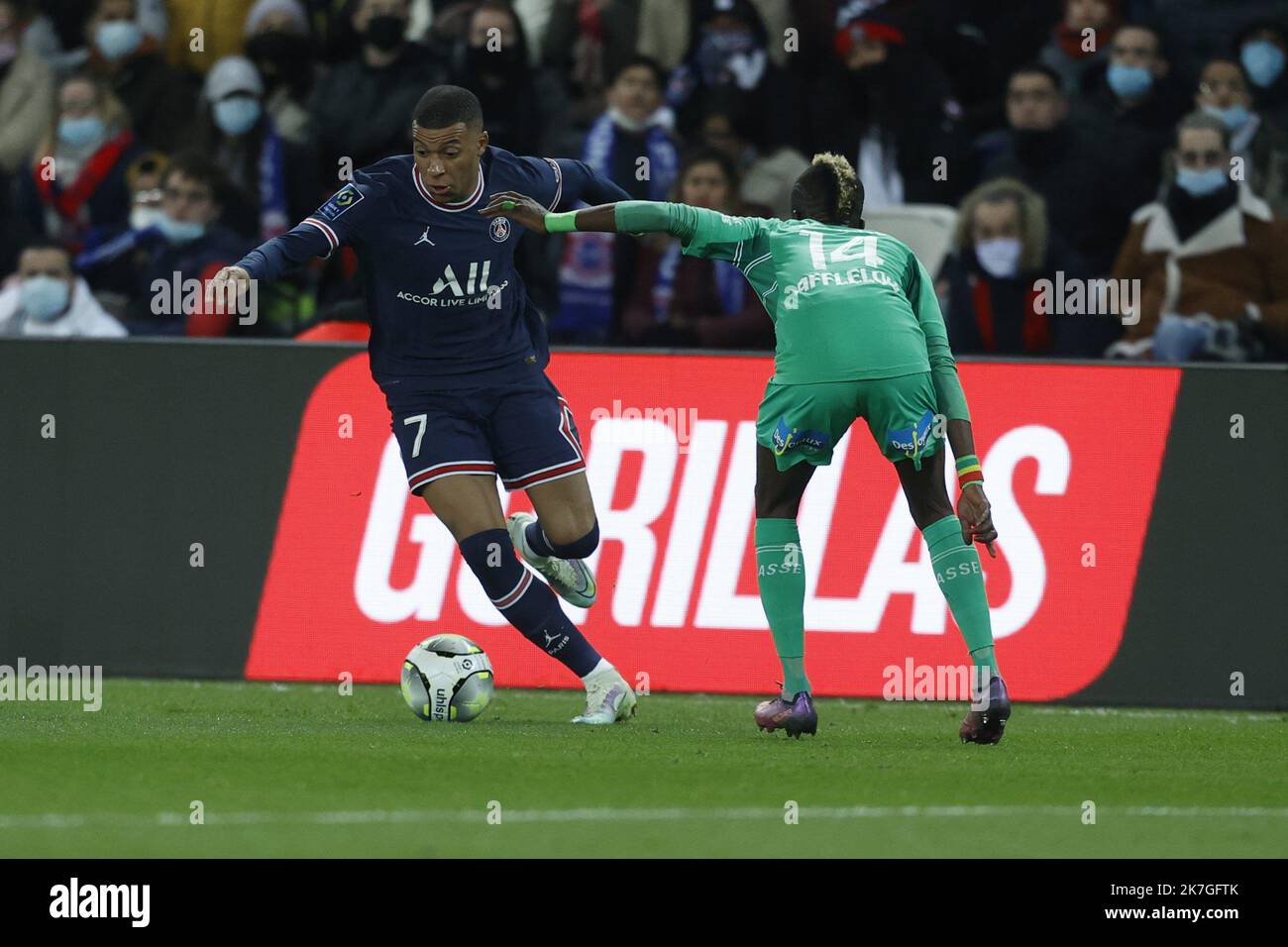 ©Sébastien Muylaert/MAXPPP - Paris 26/02/2022 Kylian Mbappe de Paris Saint-Germain lutte pour le ...