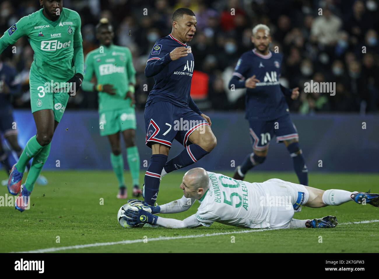 ©Sébastien Muylaert/MAXPPP - Paris 26/02/2022 Kylian Mbappe de Paris Saint-Germain lutte pour le ...