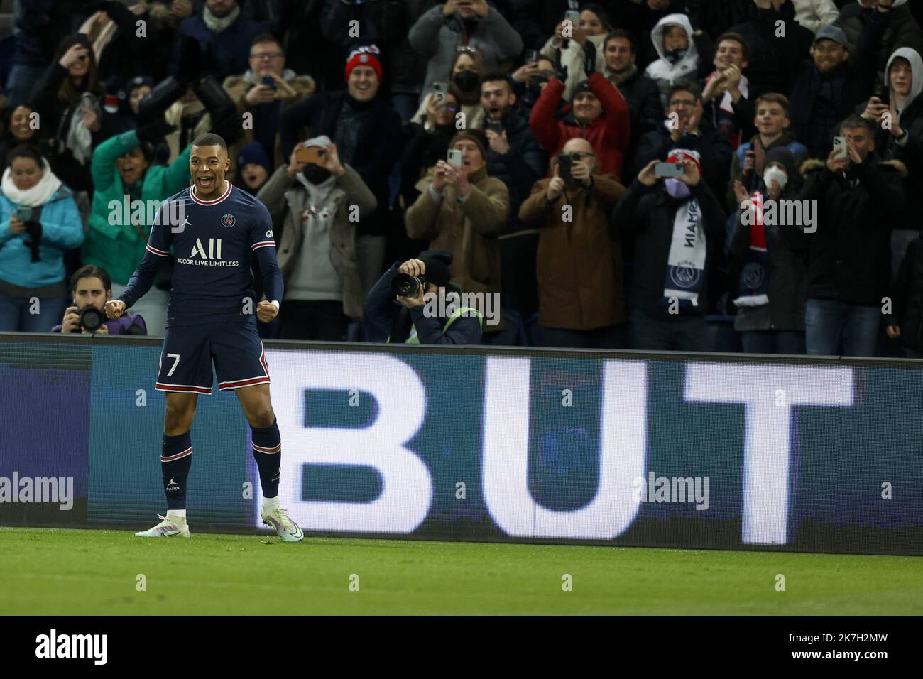 ©Sébastien Muylaert/MAXPPP - Paris 03/04/2022 Kylian Mbappe de Paris Saint-Germain réagit après ...
