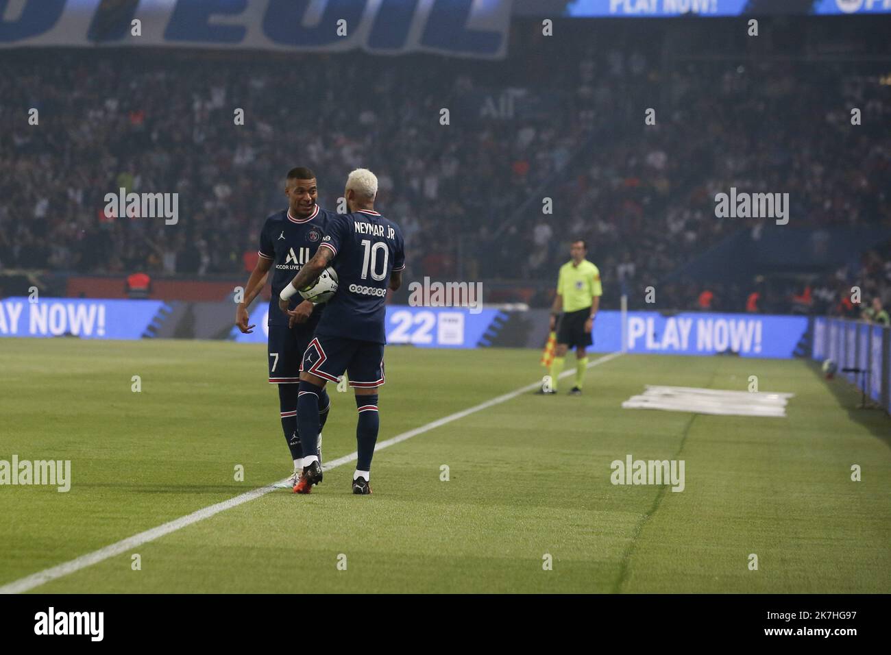 ©Sébastien Muylaert/MAXPPP - Paris 21/05/2022 Kylian Mbappe de Paris Saint Germain (L) s ...