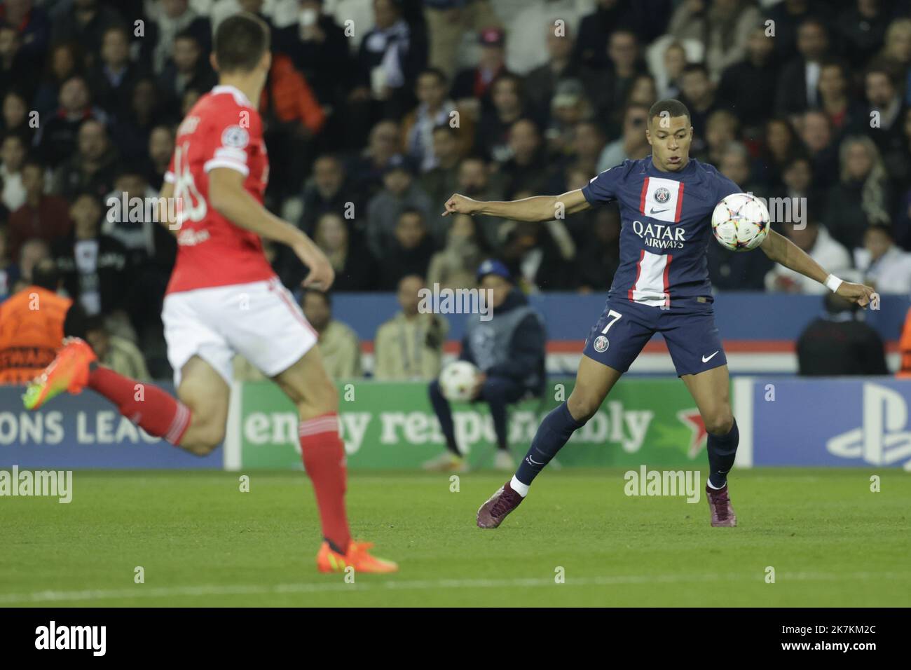 ©Sébastien Muylaert/MAXPPP - Paris 11/10/2022 Kylian Mbappé de Paris Saint-Germain contrôle le ...