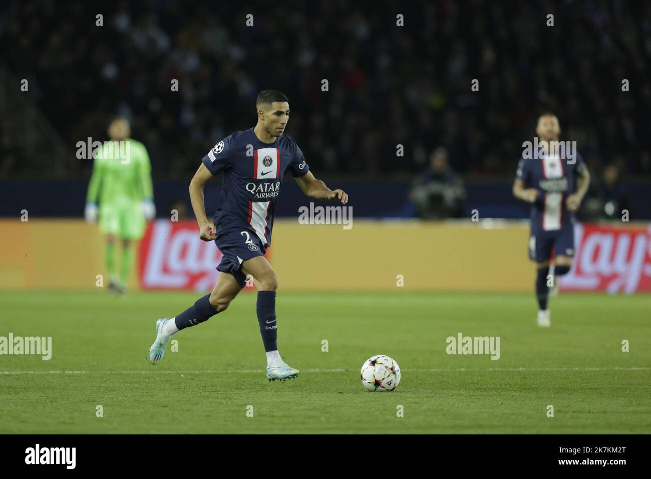 ©Sébastien Muylaert/MAXPPP - Paris 11/10/2022 Achraf Hakimi de Paris Saint-Germain court avec le ...