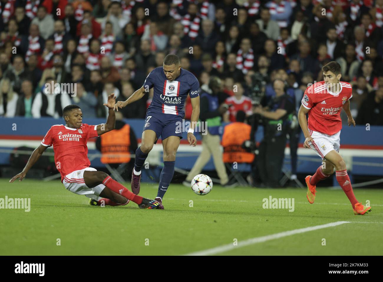 ©Sébastien Muylaert/MAXPPP - Paris 11/10/2022 Kylian Mbappé de Paris Saint-Germain lutte pour le ...