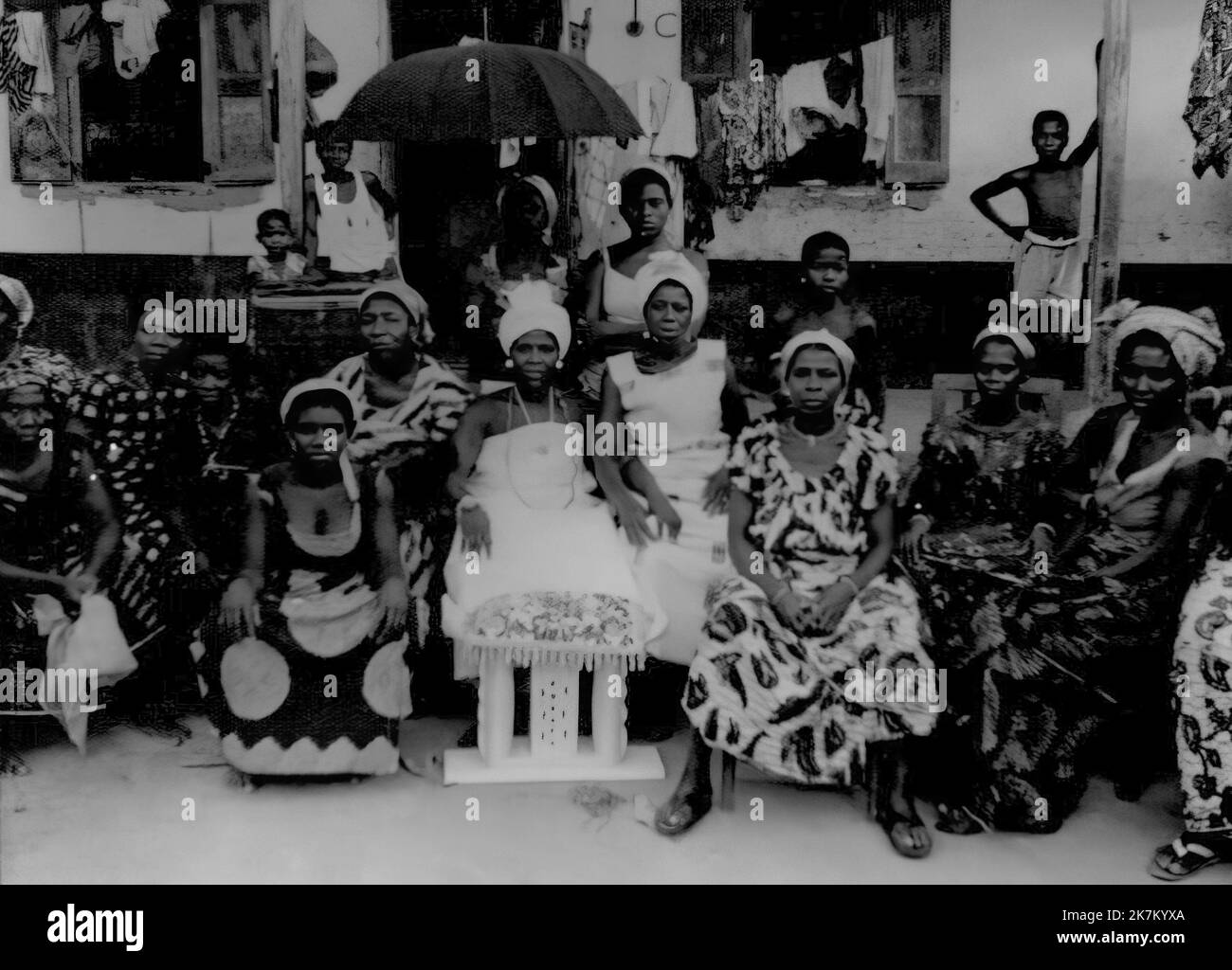 Village community meeting africa Banque d'images noir et blanc - Alamy