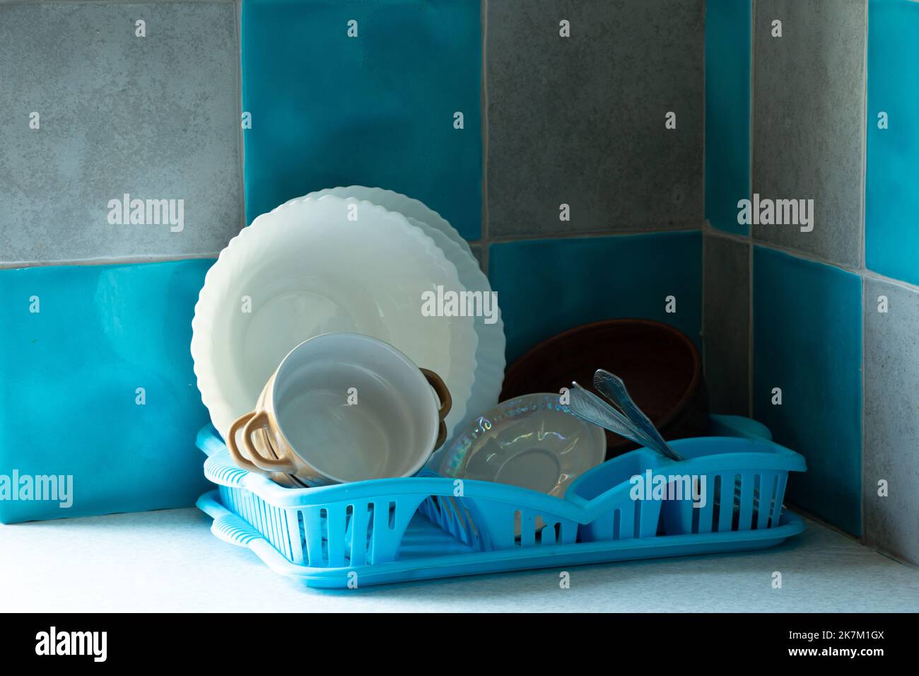 comptoir de cuisine avec un ensemble de vaisselle propre lavée apporté ...