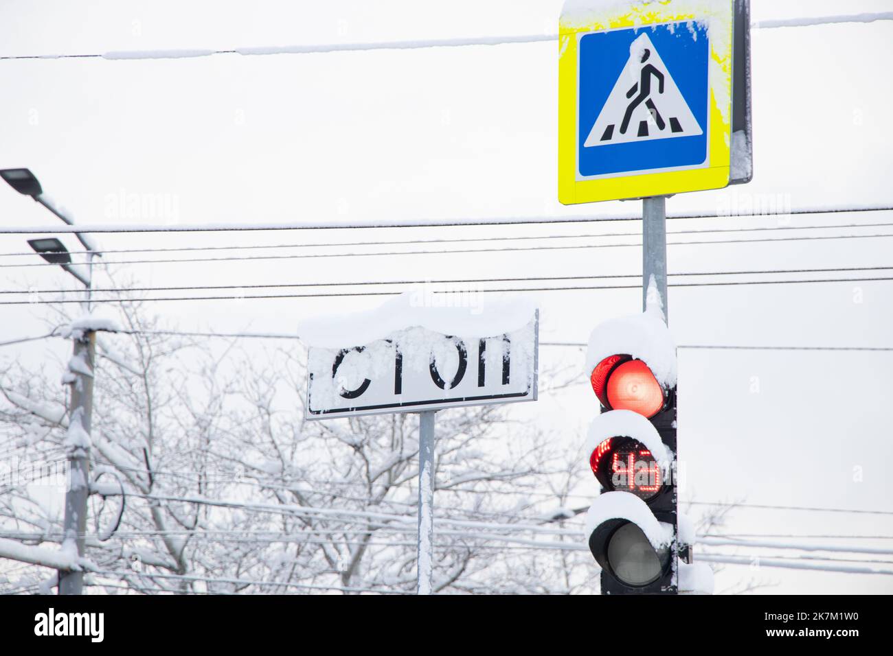 Un signe de passage piéton en hiver dans la neige dans la ville a ...