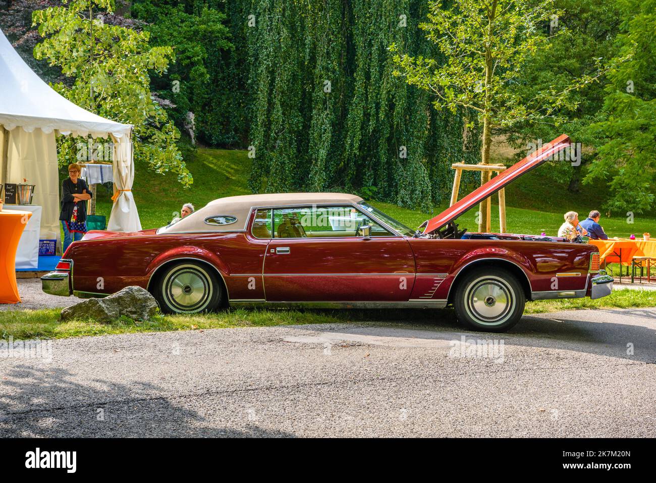 BADEN BADEN, ALLEMAGNE - JUILLET 2019: Marron rouge LINCOLN CONTINENTAL ...