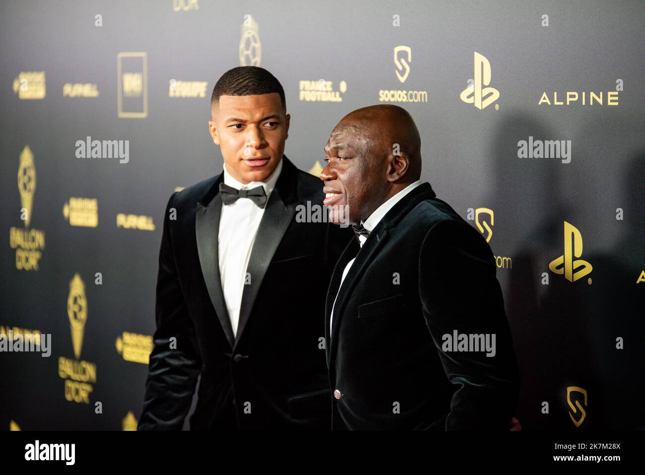 Kylian Mbappe et son père Wilfrid Mbappe lors de la cérémonie du tapis ...