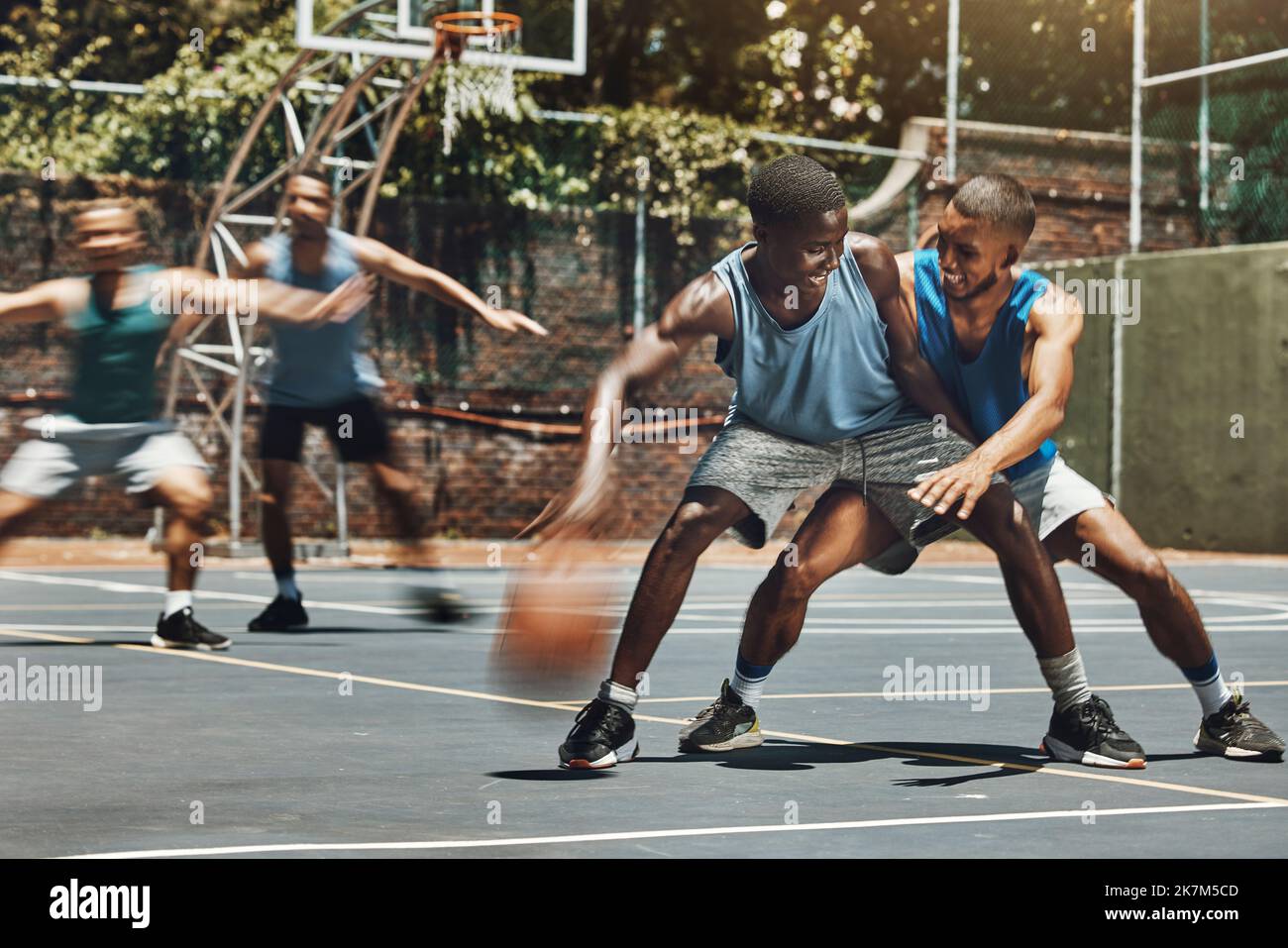 Entraînement, basket-ball et amis sur un terrain de basket-ball, s ...