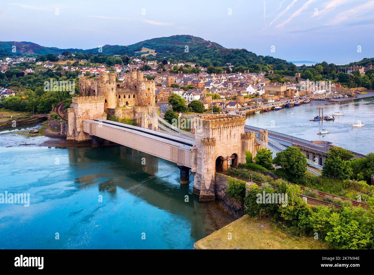 La vieille ville, le port et le château de Conwy, au nord du pays de ...