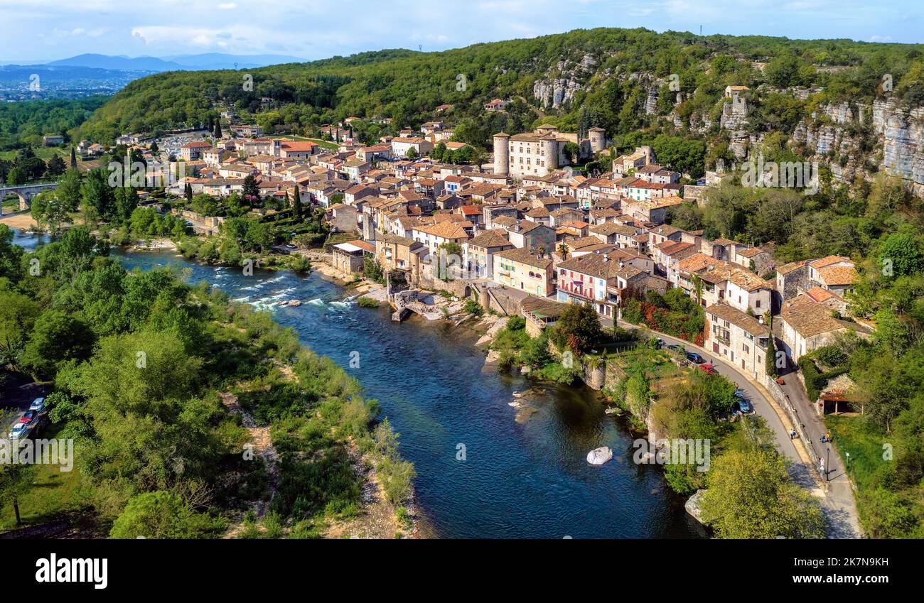 La ville historique de Vogue, située dans une gorge de l'Ardèche, est l ...