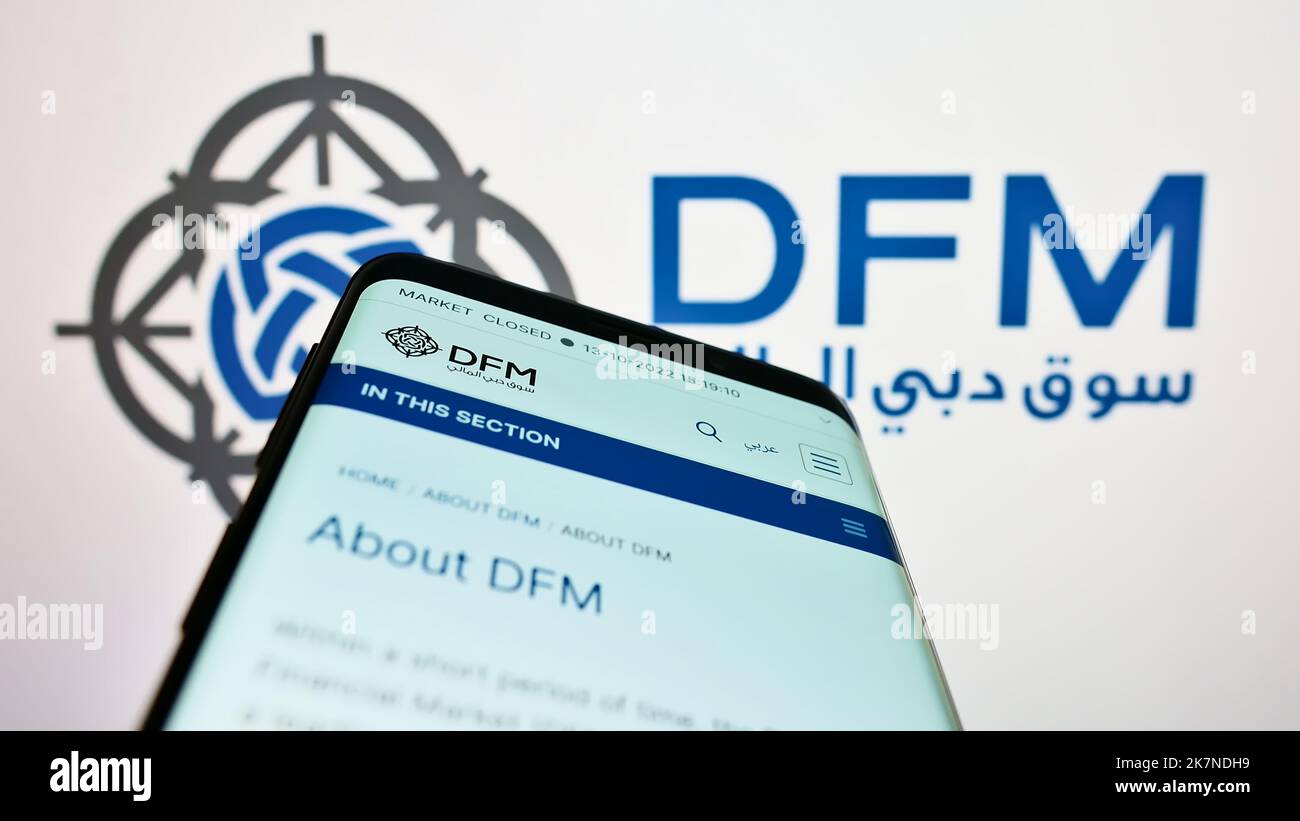 Smartphone avec le site de la bourse Dubai Financial Market (DFM) à l ...
