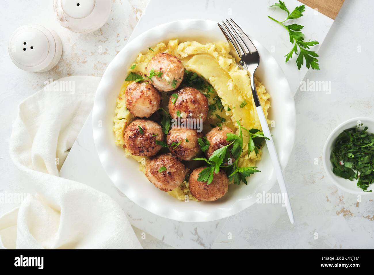 Boulettes de viande suédoises à la sauce crème, pommes de terre et ...