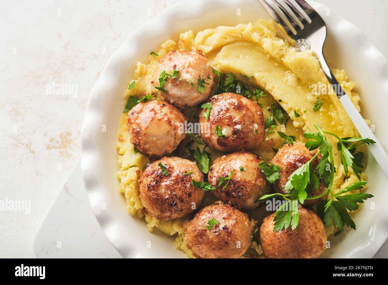 Boulettes de viande suédoises à la sauce crème, pommes de terre et ...