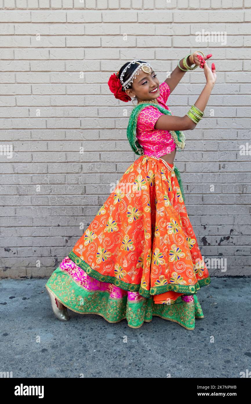 Une jeune danseuse hindoue charmante et gracieuse habillée comme la ...