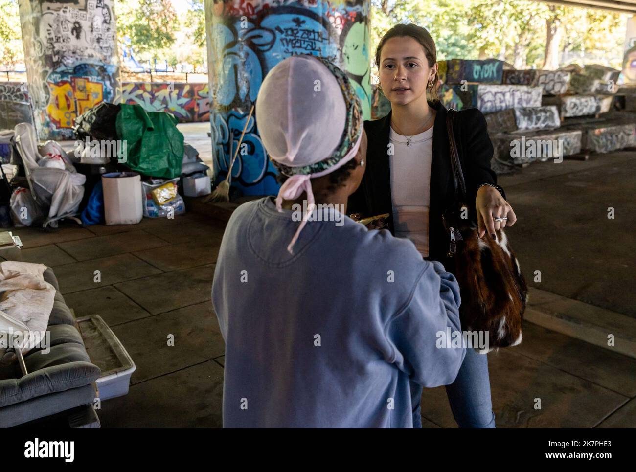 Le journaliste Georgia Worrell parle avec un résident d'un campement ...