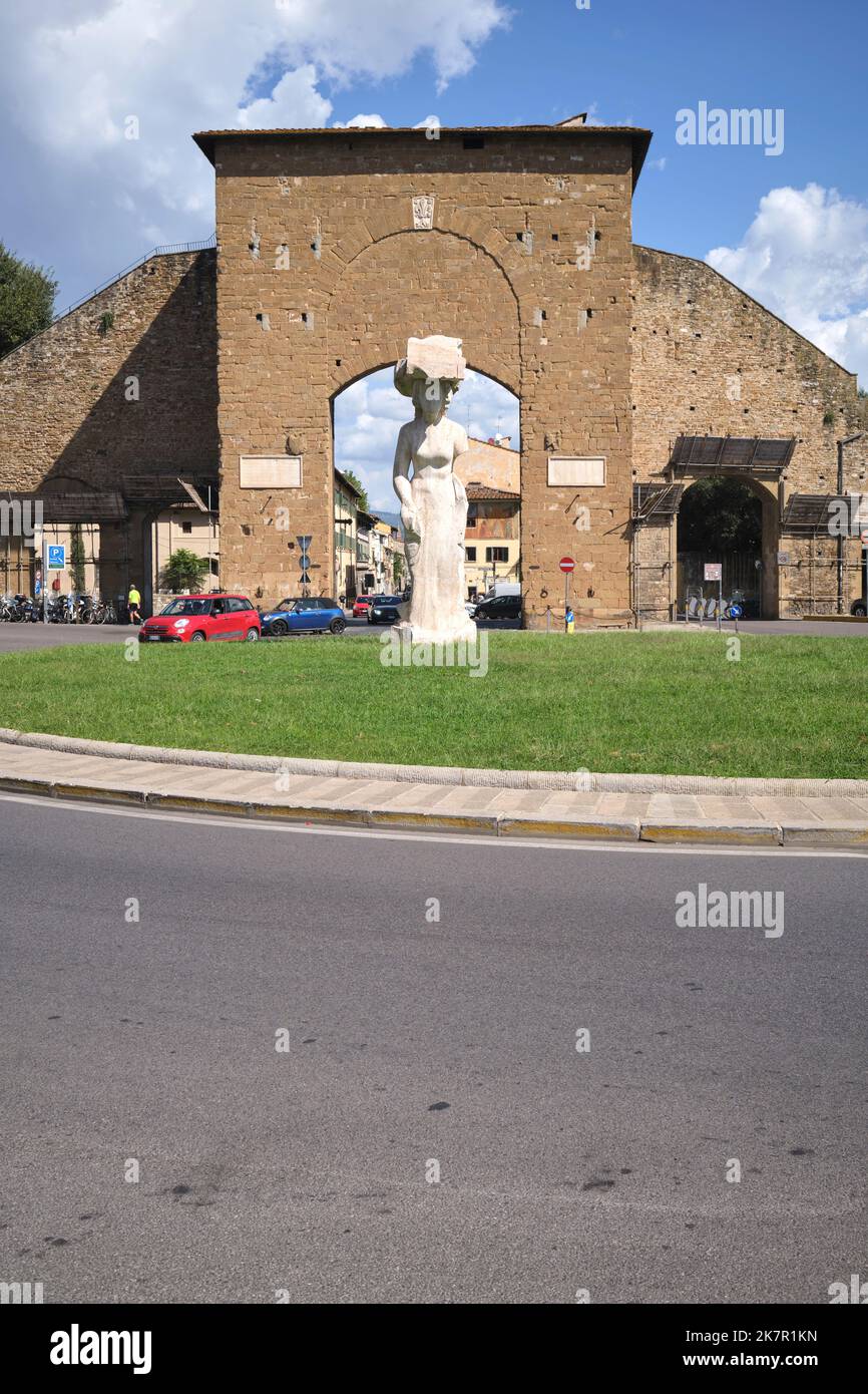 Porte Porta Romana avec la sculpture Dietrofront de Pistoletto Piazzale ...