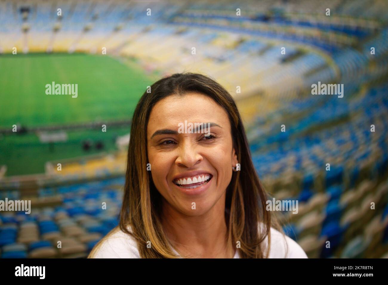 Portrait de joueur de football Marta à l'arrière-plan du stade Maracanã ...