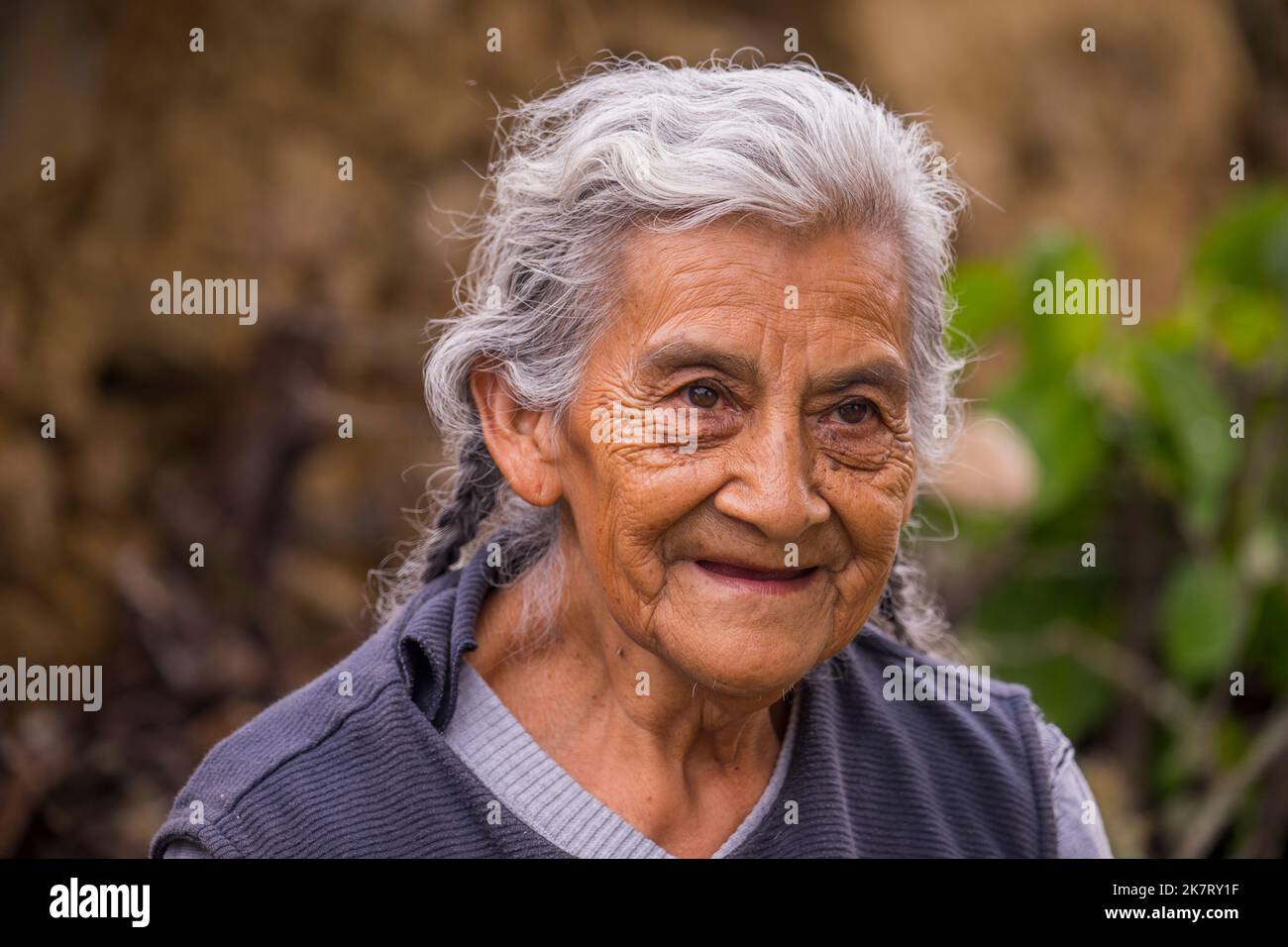 Portrait d'une femme Zapotec âgée dans l'ancien village minier de ...