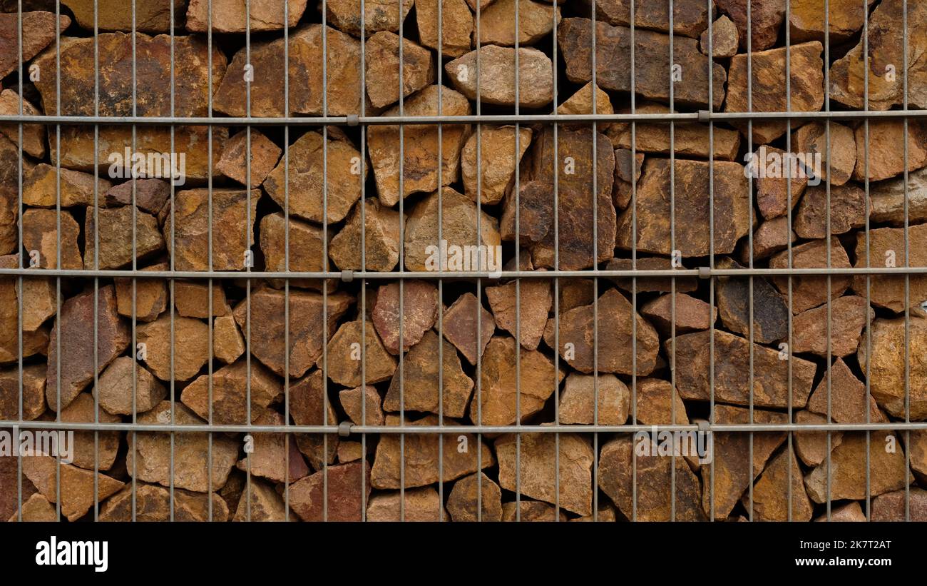 Mur de soutènement de gabion - gros plan de pierres brunes dans des ...