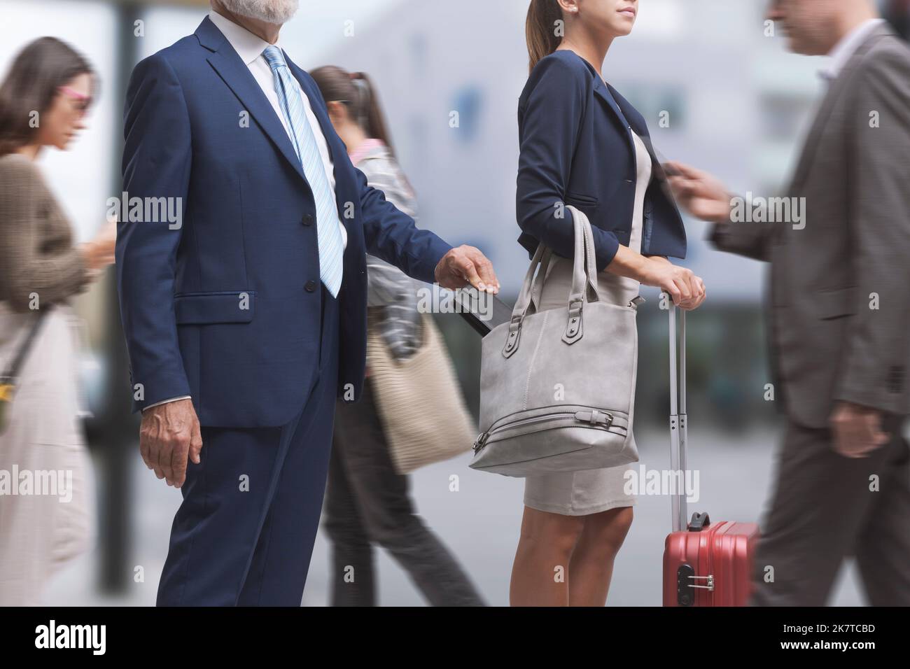 Rapide voleur pickpocketing dans la rue bondée de la ville, il vole un ...