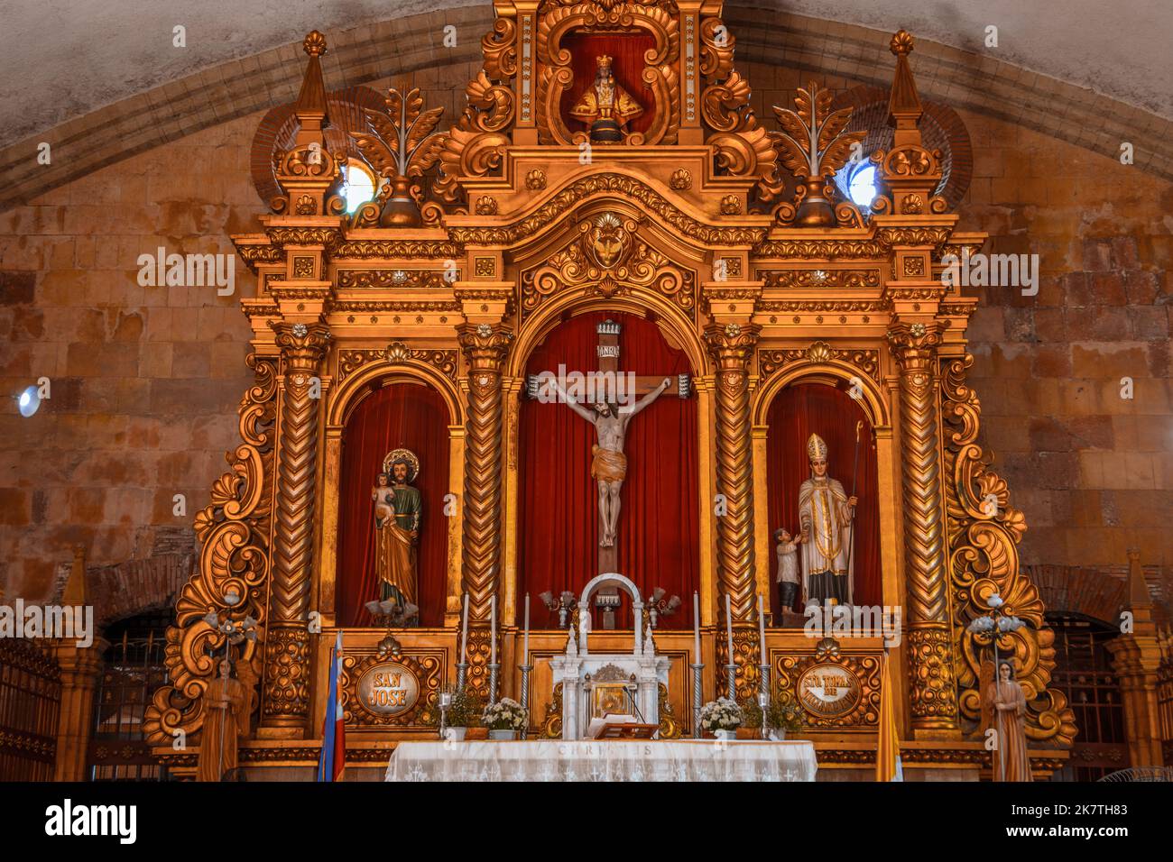Église Miagao appelée officiellement Santo Tomás de Villanueva. Autel ... Église Miagao appelée officiellement Santo Tomás de Villanueva. Autel ...