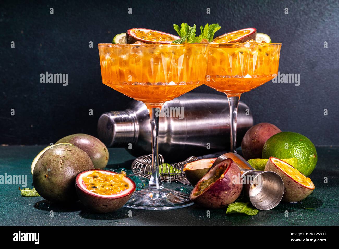 Cocktail de martini aux fruits de la passion. Boisson alcoolisée au ...