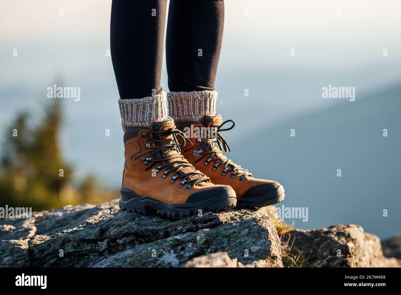 Chaussures de randonnée. Jambes de femme avec chaussures en cuir et ...