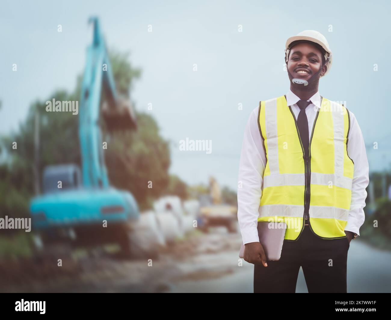 Ingénieur en architecture africaine homme tenant une tablette pour ...