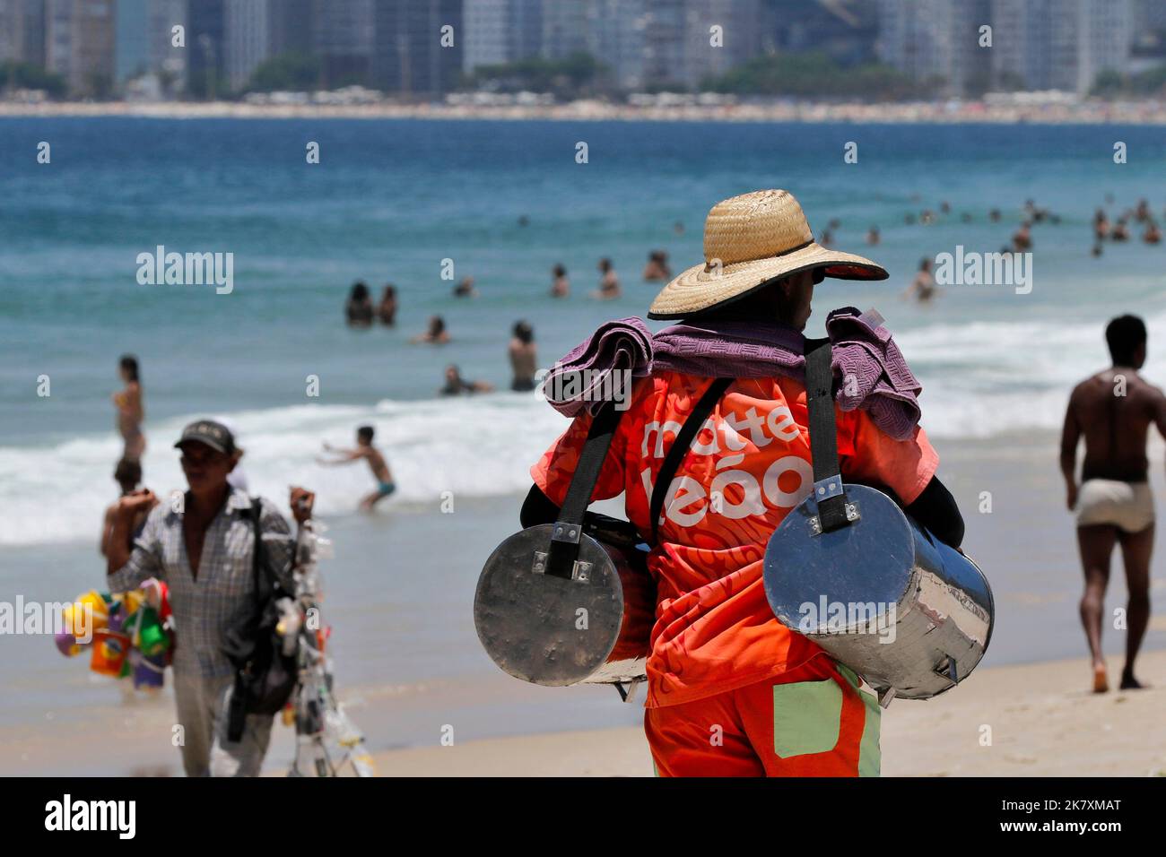 Vendeur de boisson Matte Leão à la plage de Copacabana. L'homme marche ...