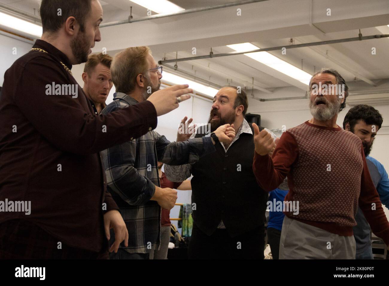 Suivi du reste du casting Banque de photographies et d’images à haute ...