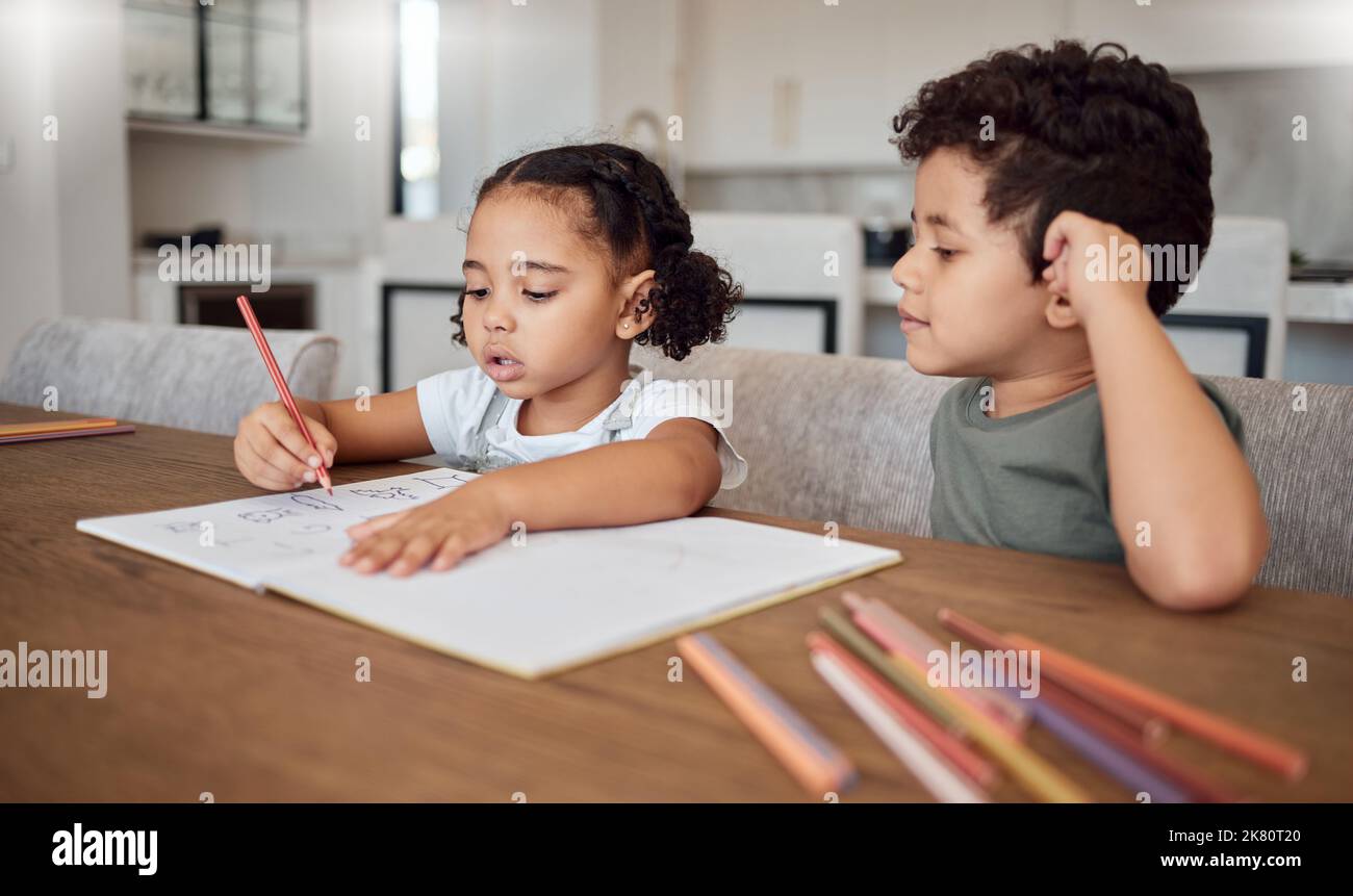 Créativité, famille et enfants tirant ensemble de la créativité d ...