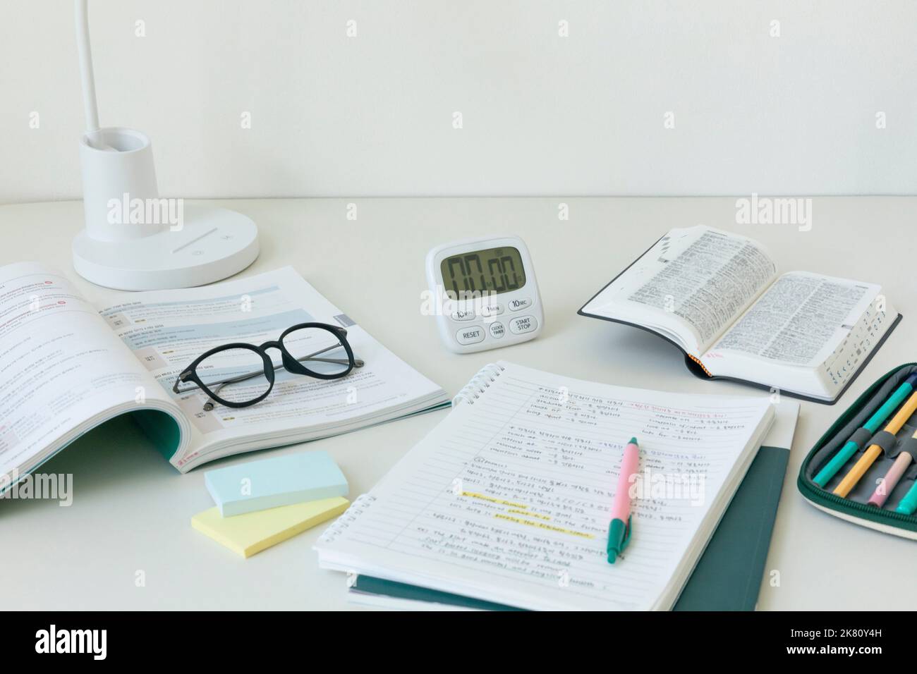 étudier à la maison, les minuteries de configuration du bureau d'étude ...