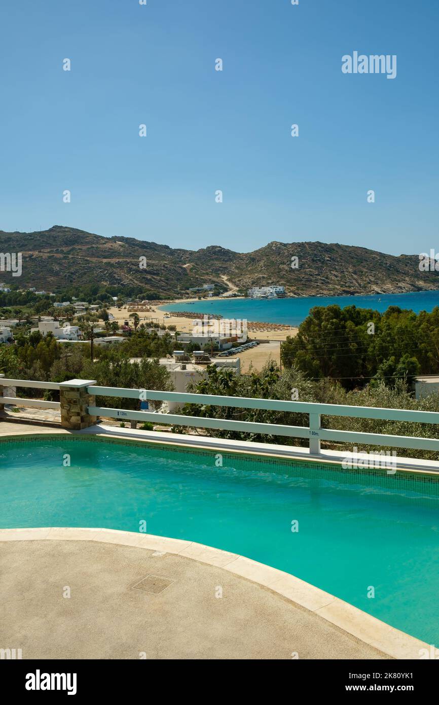 IOS, Grèce - 6 septembre 2022 : vue sur une belle piscine surplombant ...