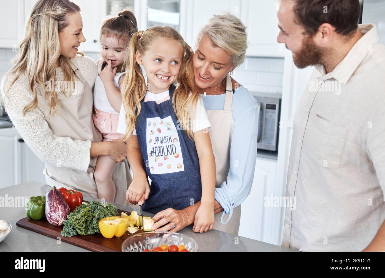 Grande famille, salade et cuisine avec grand-mère, enfants et parents ...