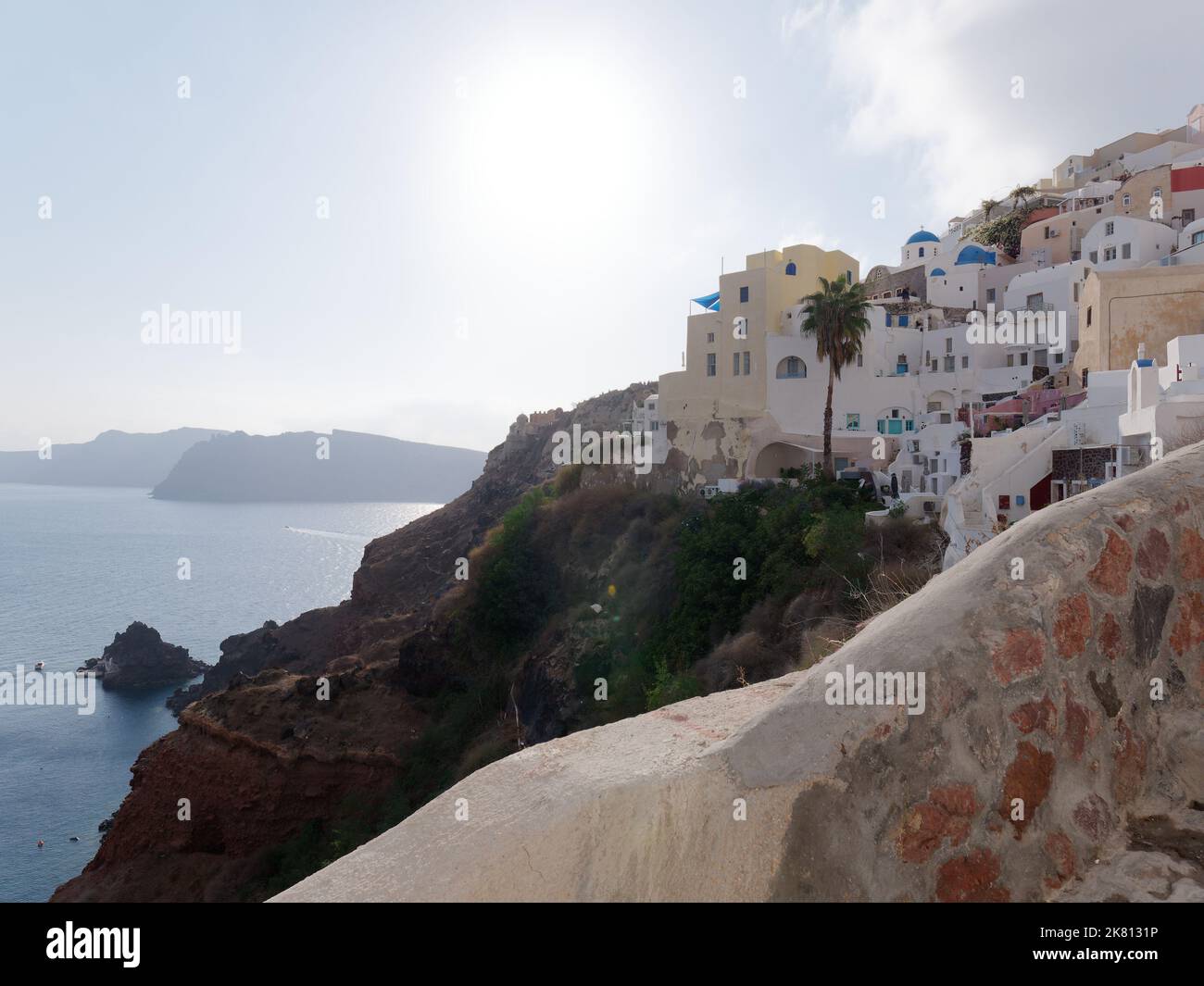 Ville d'Oia avec ses célèbres bâtiments en dôme bleu et vue sur la ...