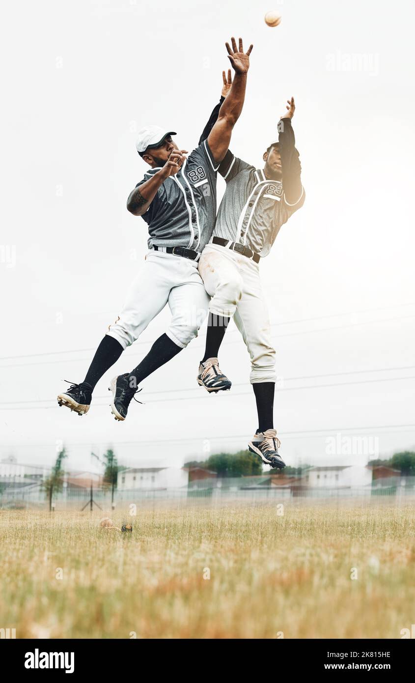 Les sports, le baseball et les hommes sautent pour attraper le ballon ...