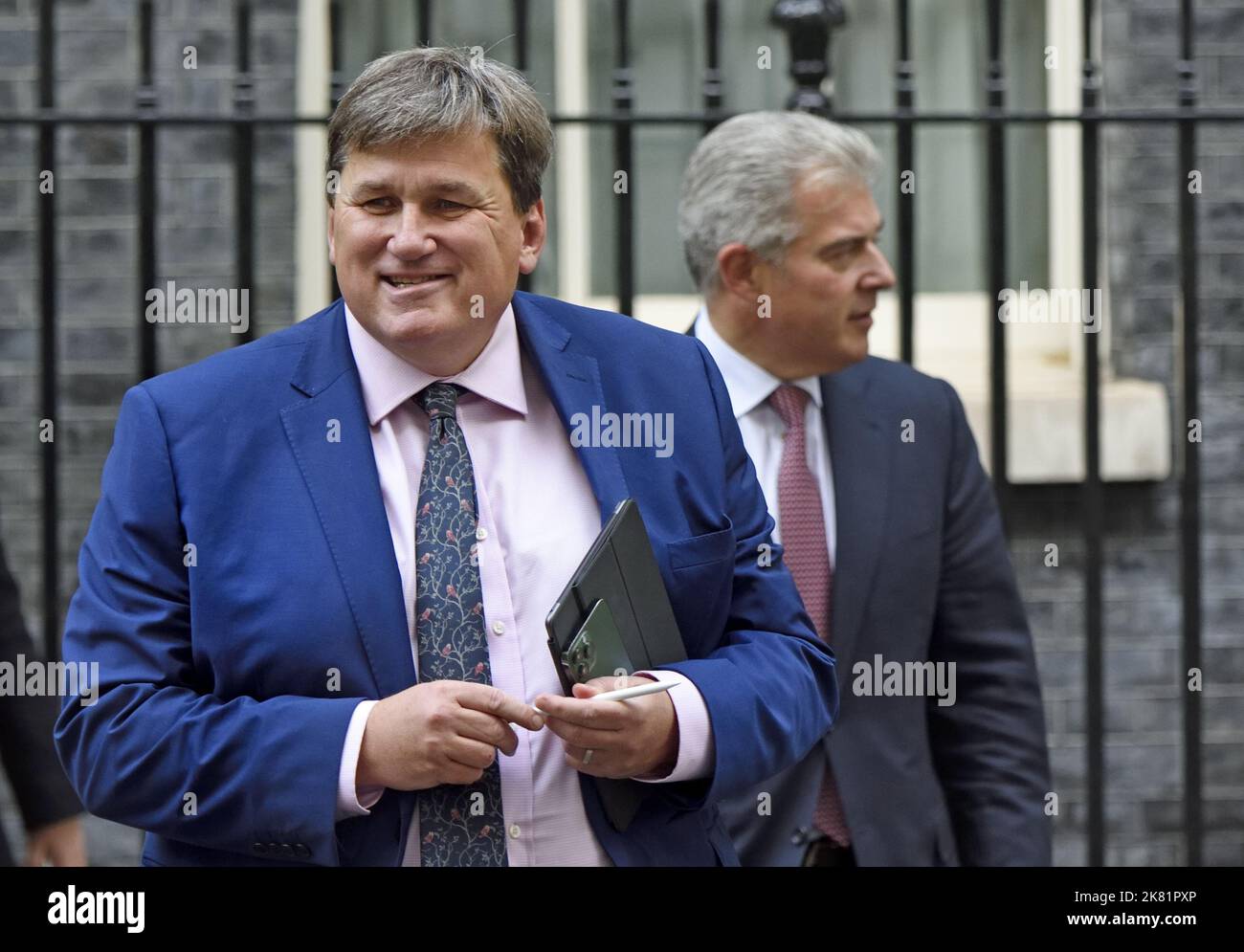 Le député de Kit Malthouse (secrétaire d'État à l'éducation) et le ...