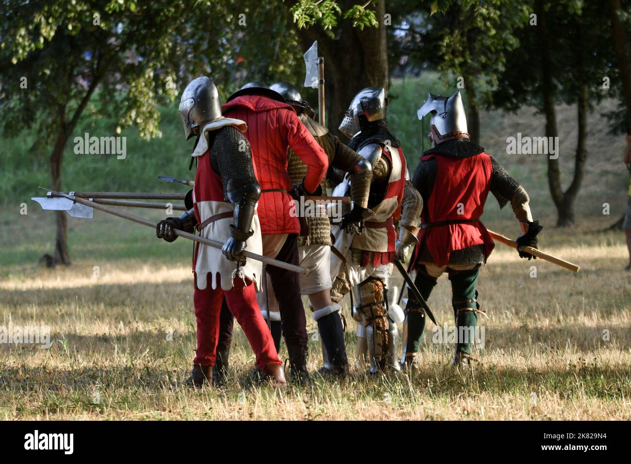 reconstitution historique de la bataille médiévale en costumes d'époque ...